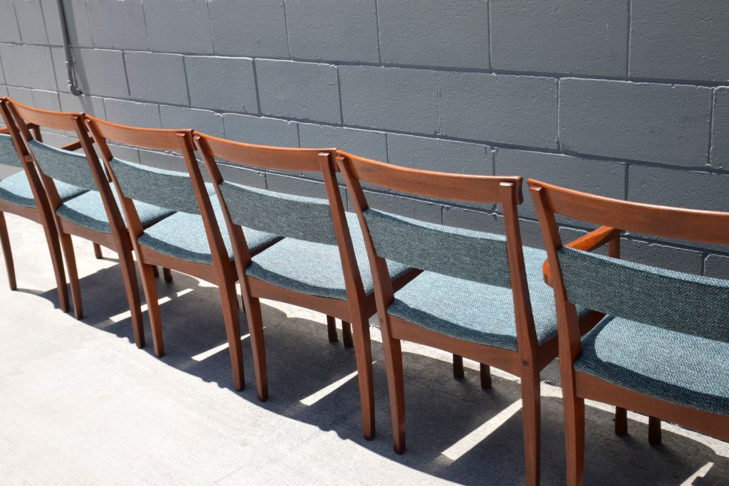 Six Chiswell Dining Chairs with Carvers (Circa 1970s) - Structured ...
